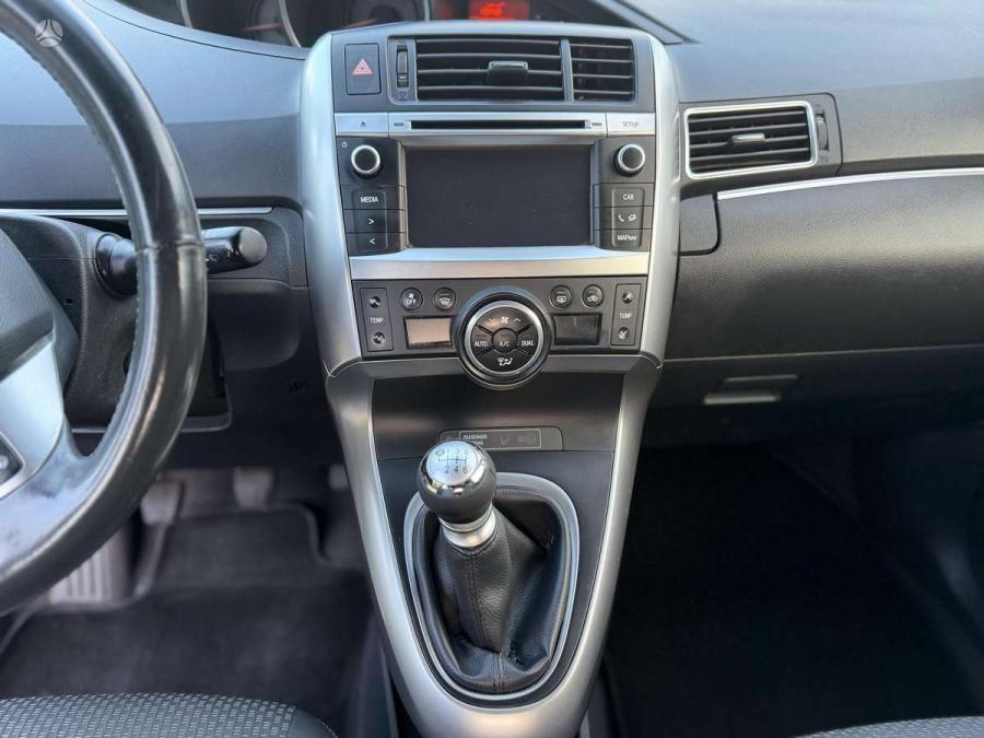 White Toyota Verso 2013 in Pasvalys, with an engine capacity of 2.00 L and mileage of 213 thousand km for 5650 €, photo 18 on AUTOMOTO.COM.LV