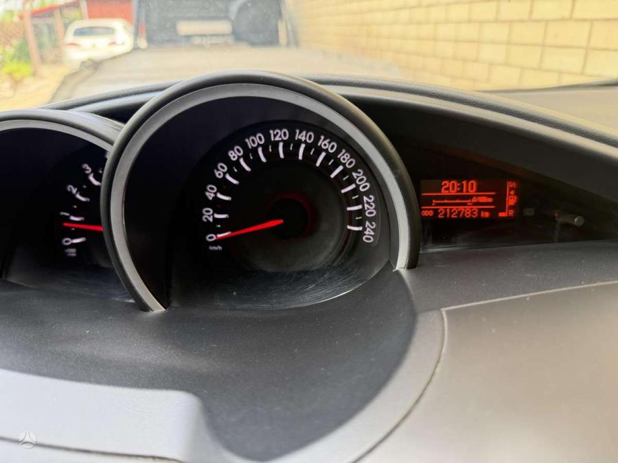White Toyota Verso 2013 in Pasvalys, with an engine capacity of 2.00 L and mileage of 213 thousand km for 5650 €, photo 20 on AUTOMOTO.COM.LV
