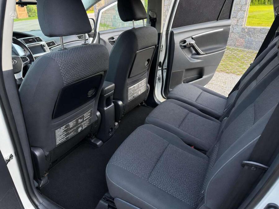 White Toyota Verso 2013 in Pasvalys, with an engine capacity of 2.00 L and mileage of 213 thousand km for 5650 €, photo 22 on AUTOMOTO.COM.LV
