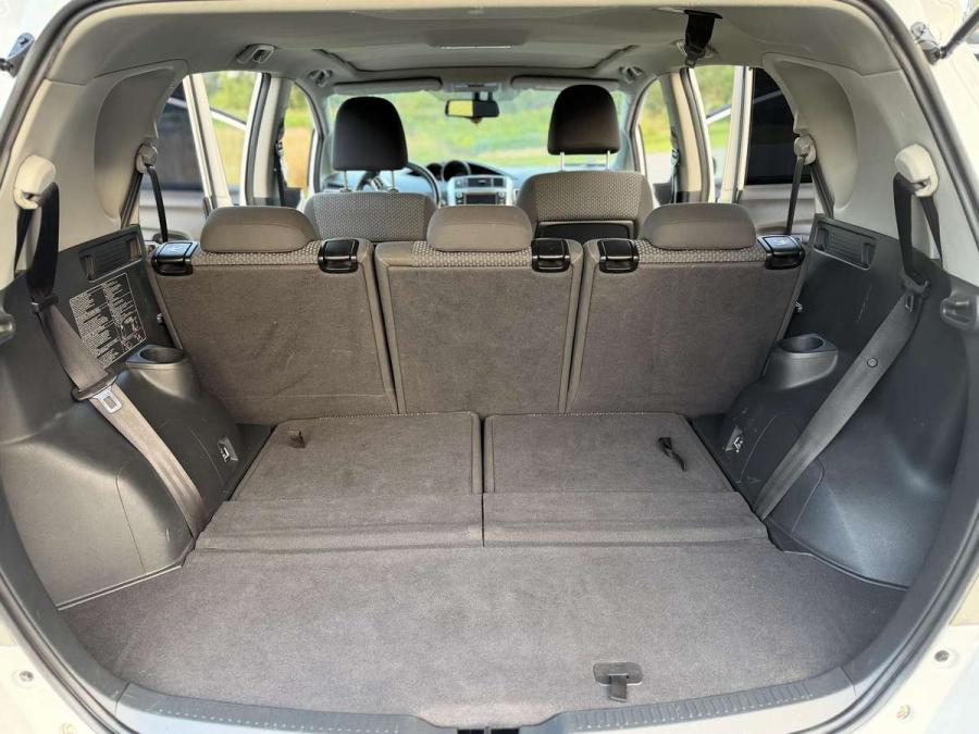 White Toyota Verso 2013 in Pasvalys, with an engine capacity of 2.00 L and mileage of 213 thousand km for 5650 €, photo 26 on AUTOMOTO.COM.LV