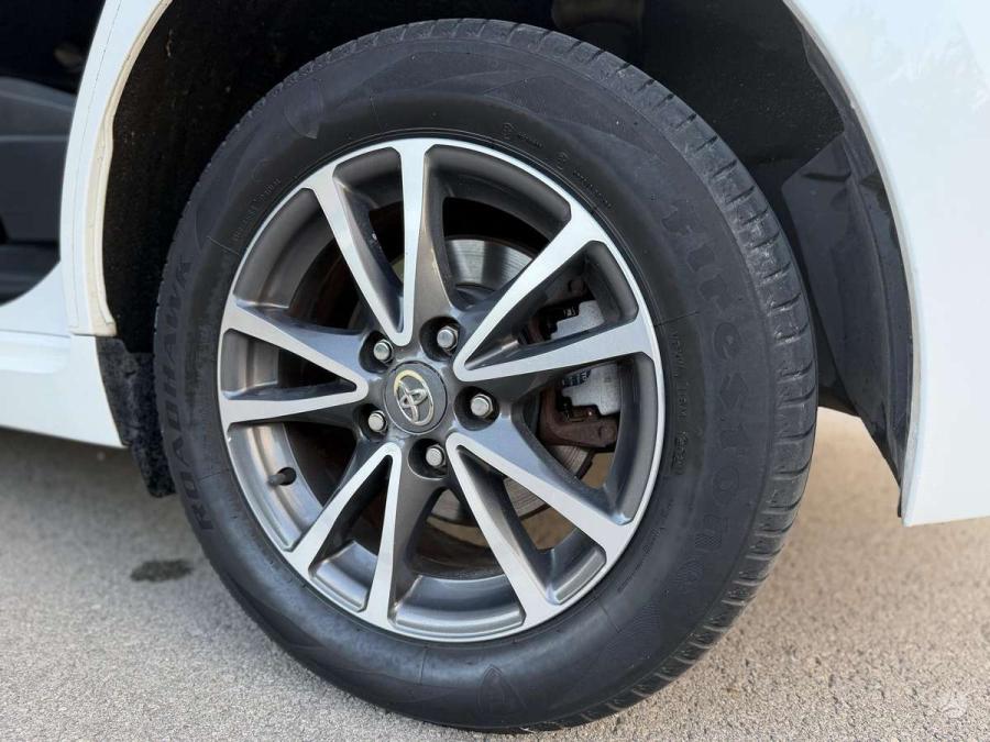 White Toyota Verso 2013 in Pasvalys, with an engine capacity of 2.00 L and mileage of 213 thousand km for 5650 €, photo 28 on AUTOMOTO.COM.LV