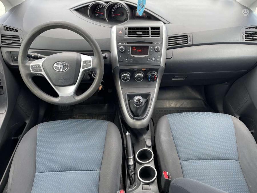 Balts Toyota Verso 2013 Viļņa, ar dzinēja tilpumu 1.60 L un nobraukumu 242 tūkst. km par 6550 €, foto 8 vietnē AUTOMOTO.COM.LV