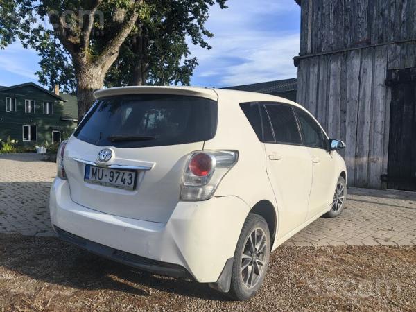 White Toyota Verso 2013 in Tukums, with an engine capacity of 2.00 L and mileage of 350 thousand km for 2500 €, photo 9 on AUTOMOTO.COM.LV