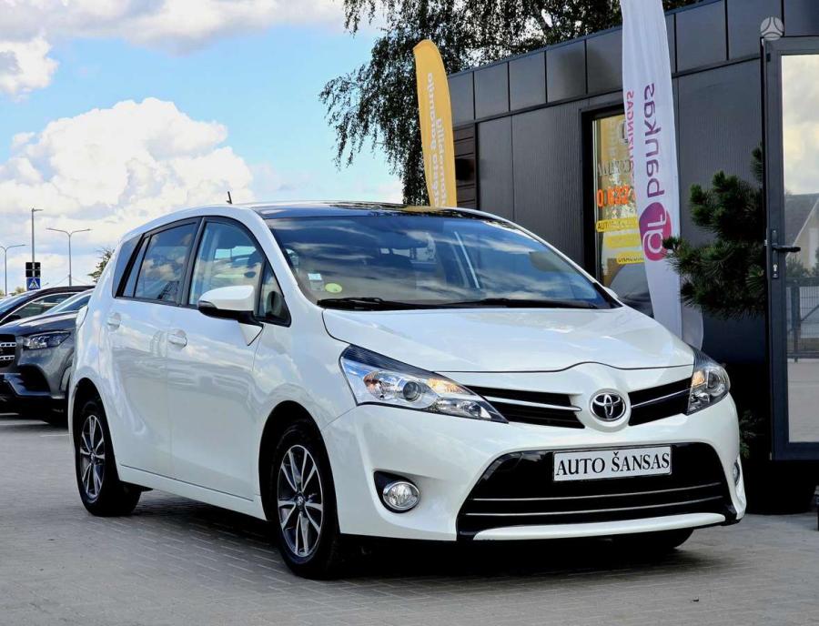 White Toyota Verso 2013 in Taurage, with an engine capacity of 2.00 L and mileage of 141 thousand km for 6100 €, photo 1 on AUTOMOTO.COM.LV