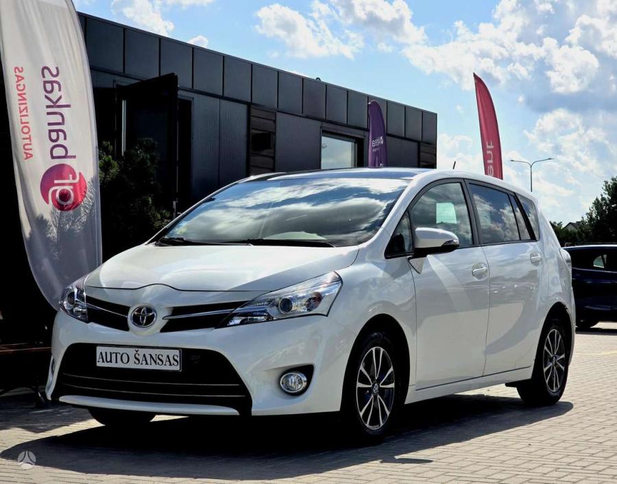 White Toyota Verso 2013 in Taurage, with an engine capacity of 2.00 L and mileage of 141 thousand km for 6100 €, photo 3 on AUTOMOTO.COM.LV