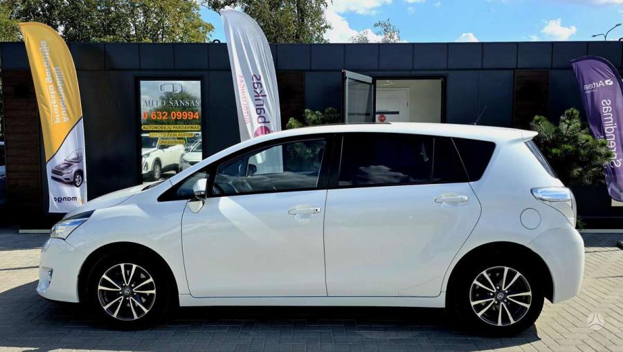 White Toyota Verso 2013 in Taurage, with an engine capacity of 2.00 L and mileage of 141 thousand km for 6100 €, photo 6 on AUTOMOTO.COM.LV
