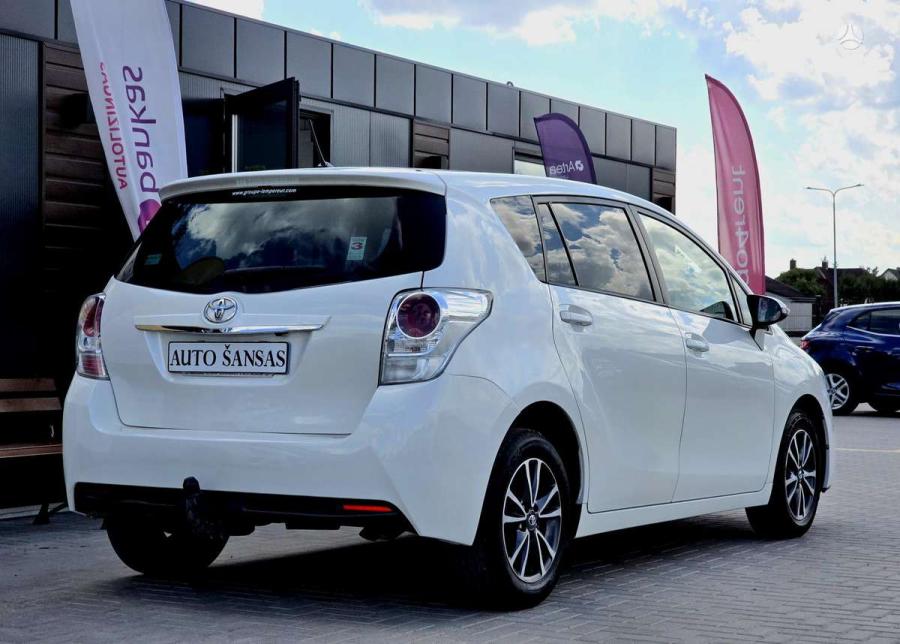 White Toyota Verso 2013 in Taurage, with an engine capacity of 2.00 L and mileage of 141 thousand km for 6100 €, photo 9 on AUTOMOTO.COM.LV