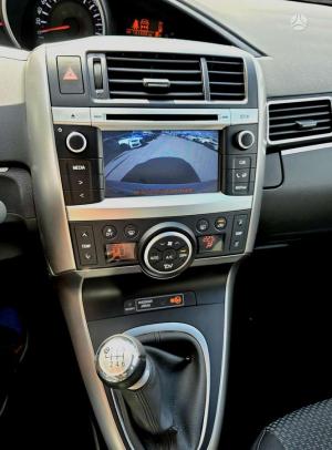 White Toyota Verso 2013 in Taurage, with an engine capacity of 2.00 L and mileage of 141 thousand km for 6100 €, photo 18 on AUTOMOTO.COM.LV