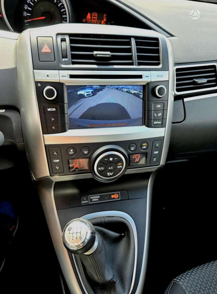White Toyota Verso 2013 in Taurage, with an engine capacity of 2.00 L and mileage of 141 thousand km for 6100 €, photo 18 on AUTOMOTO.COM.LV