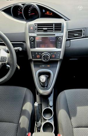White Toyota Verso 2013 in Taurage, with an engine capacity of 2.00 L and mileage of 141 thousand km for 6100 €, photo 19 on AUTOMOTO.COM.LV
