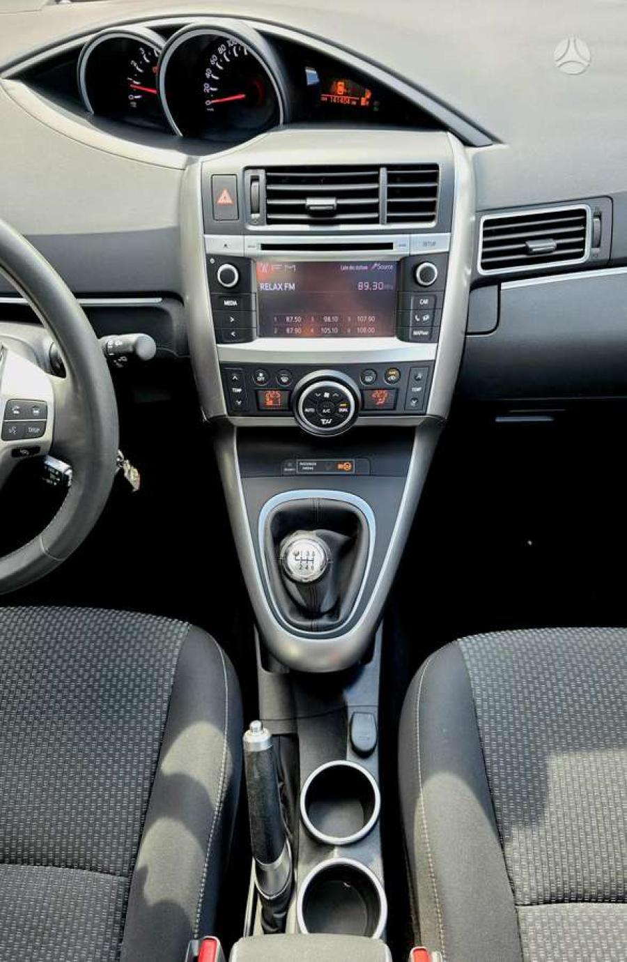 White Toyota Verso 2013 in Taurage, with an engine capacity of 2.00 L and mileage of 141 thousand km for 6100 €, photo 19 on AUTOMOTO.COM.LV