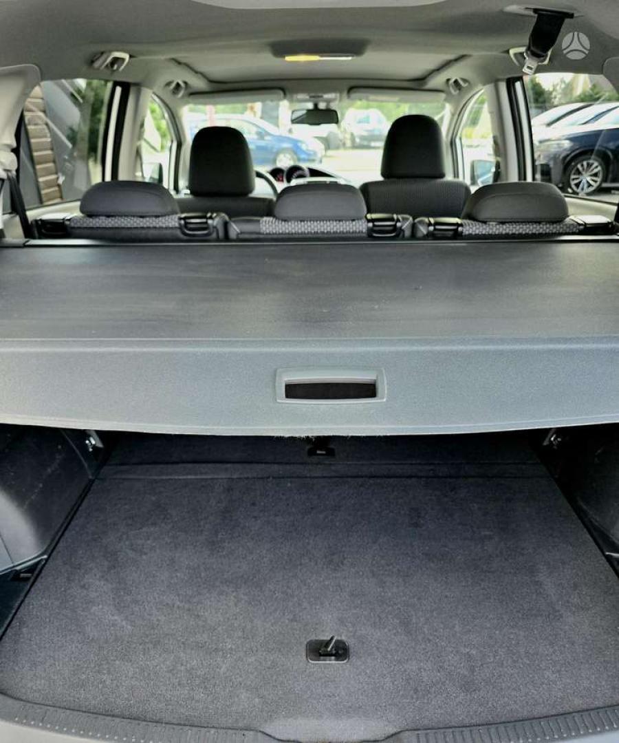 White Toyota Verso 2013 in Taurage, with an engine capacity of 2.00 L and mileage of 141 thousand km for 6100 €, photo 27 on AUTOMOTO.COM.LV