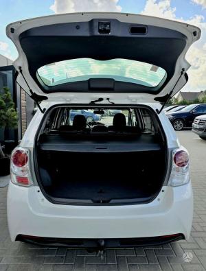 White Toyota Verso 2013 in Taurage, with an engine capacity of 2.00 L and mileage of 141 thousand km for 6100 €, photo 33 on AUTOMOTO.COM.LV