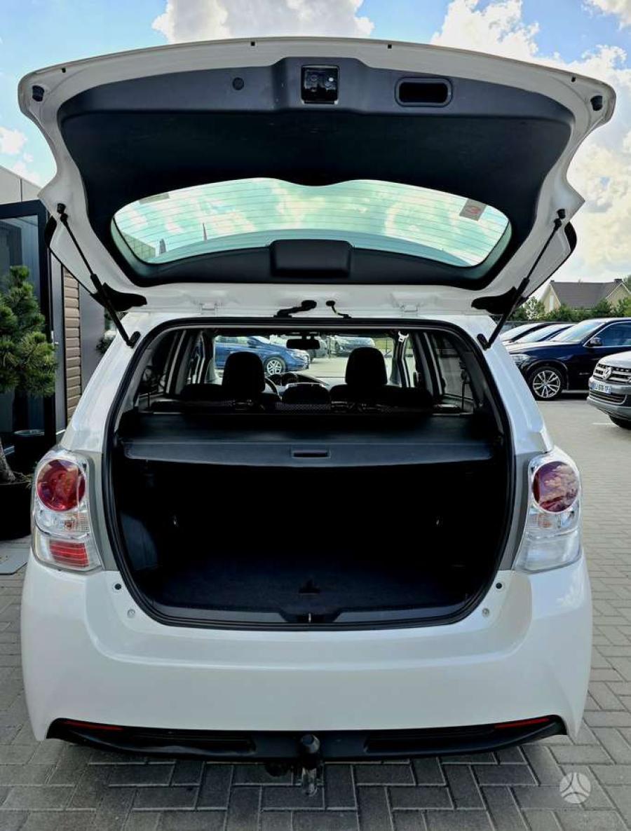 White Toyota Verso 2013 in Taurage, with an engine capacity of 2.00 L and mileage of 141 thousand km for 6100 €, photo 33 on AUTOMOTO.COM.LV