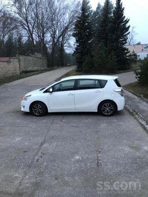 White Toyota Verso 2014 in Riga, with an engine capacity of 1.60 L and mileage of 356 thousand km for 5500 €, photo 2 on AUTOMOTO.COM.LV