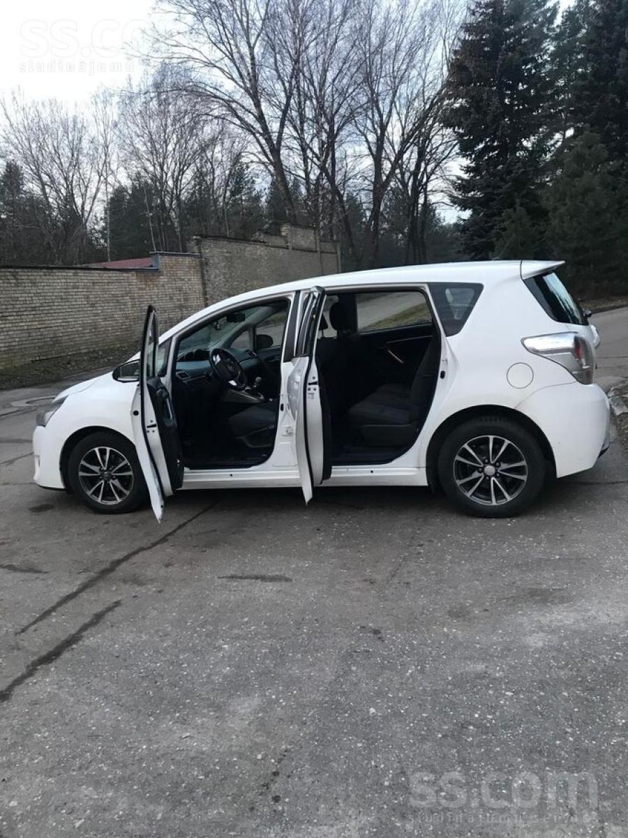 White Toyota Verso 2014 in Riga, with an engine capacity of 1.60 L and mileage of 356 thousand km for 5500 €, photo 5 on AUTOMOTO.COM.LV