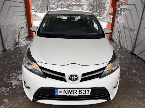 White Toyota Verso 2014 in Vilnius, with an engine capacity of 1.60 L and mileage of 212 thousand km for 7500 €, photo 1 on AUTOMOTO.COM.LV