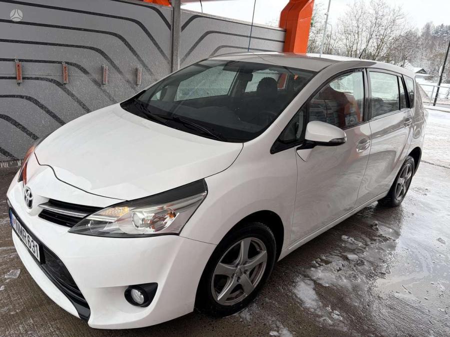 Balts Toyota Verso 2014 Viļņa, ar dzinēja tilpumu 1.60 L un nobraukumu 212 tūkst. km par 7500 €, foto 2 vietnē AUTOMOTO.COM.LV