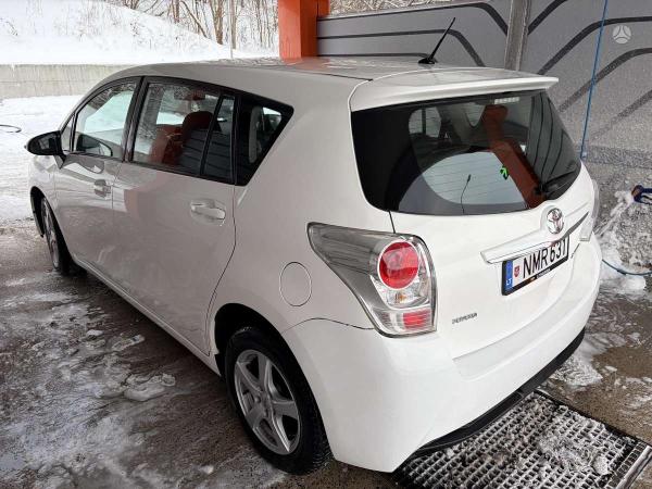 White Toyota Verso 2014 in Vilnius, with an engine capacity of 1.60 L and mileage of 212 thousand km for 7500 €, photo 3 on AUTOMOTO.COM.LV