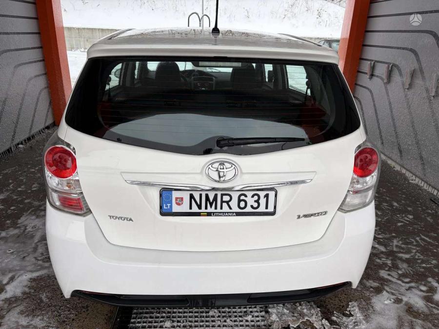 Balts Toyota Verso 2014 Viļņa, ar dzinēja tilpumu 1.60 L un nobraukumu 212 tūkst. km par 7500 €, foto 5 vietnē AUTOMOTO.COM.LV