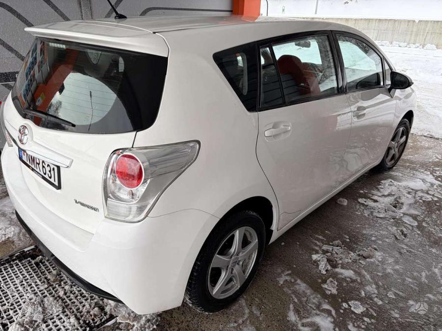 Balts Toyota Verso 2014 Viļņa, ar dzinēja tilpumu 1.60 L un nobraukumu 212 tūkst. km par 7500 €, foto 6 vietnē AUTOMOTO.COM.LV