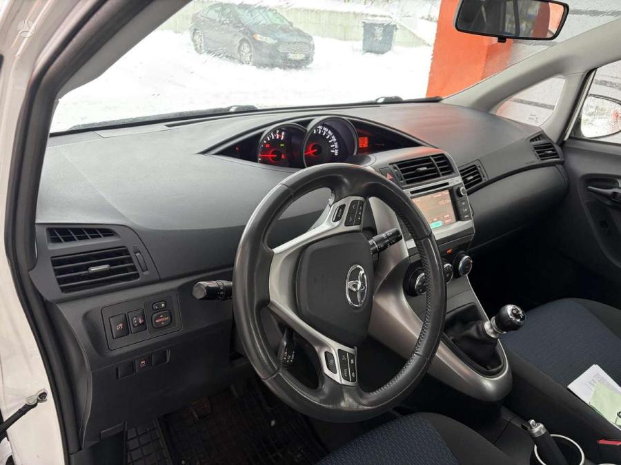 Balts Toyota Verso 2014 Viļņa, ar dzinēja tilpumu 1.60 L un nobraukumu 212 tūkst. km par 7500 €, foto 9 vietnē AUTOMOTO.COM.LV