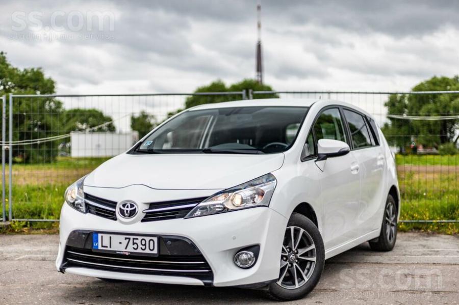 White Toyota Verso 2014 in Riga, with an engine capacity of 1.60 L and mileage of 201 thousand km for 4990 €, photo 1 on AUTOMOTO.COM.LV