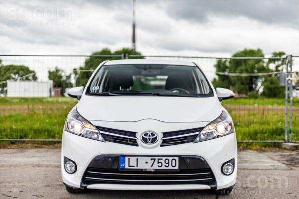 White Toyota Verso 2014 in Riga, with an engine capacity of 1.60 L and mileage of 201 thousand km for 4990 €, photo 3 on AUTOMOTO.COM.LV