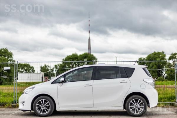 White Toyota Verso 2014 in Riga, with an engine capacity of 1.60 L and mileage of 201 thousand km for 4990 €, photo 4 on AUTOMOTO.COM.LV