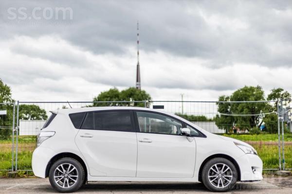 White Toyota Verso 2014 in Riga, with an engine capacity of 1.60 L and mileage of 201 thousand km for 4990 €, photo 5 on AUTOMOTO.COM.LV