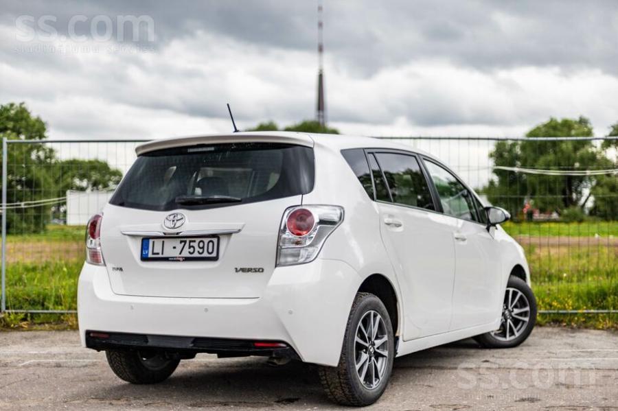 White Toyota Verso 2014 in Riga, with an engine capacity of 1.60 L and mileage of 201 thousand km for 4990 €, photo 6 on AUTOMOTO.COM.LV