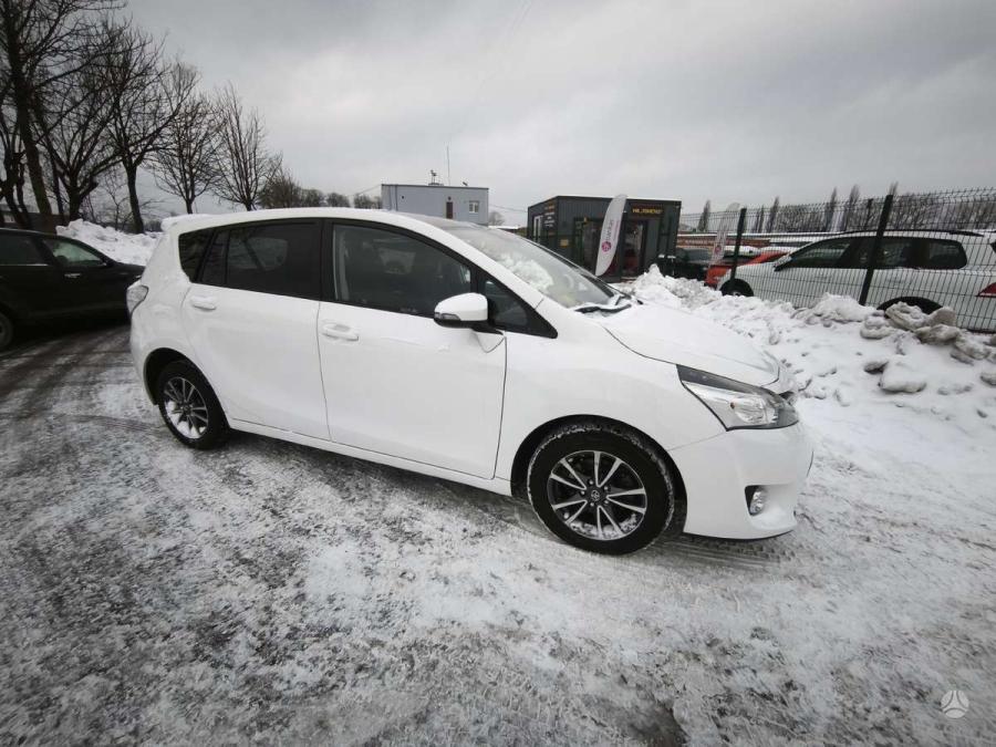 Balts Toyota Verso 2014 Klaipėda, ar dzinēja tilpumu 2.00 L un nobraukumu 230 tūkst. km par 6490 €, foto 1 vietnē AUTOMOTO.COM.LV