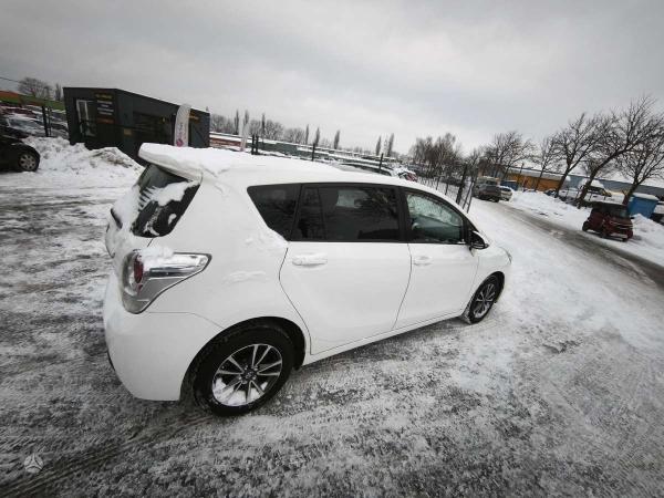Balts Toyota Verso 2014 Klaipėda, ar dzinēja tilpumu 2.00 L un nobraukumu 230 tūkst. km par 6490 €, foto 2 vietnē AUTOMOTO.COM.LV