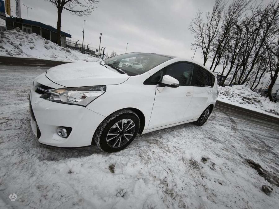 Balts Toyota Verso 2014 Klaipėda, ar dzinēja tilpumu 2.00 L un nobraukumu 230 tūkst. km par 6490 €, foto 4 vietnē AUTOMOTO.COM.LV