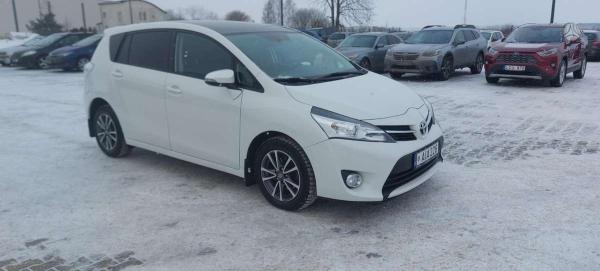 White Toyota Verso 2014 in Kaunas, with an engine capacity of 1.60 L and mileage of 196 thousand km for 6350 €, photo 1 on AUTOMOTO.COM.LV