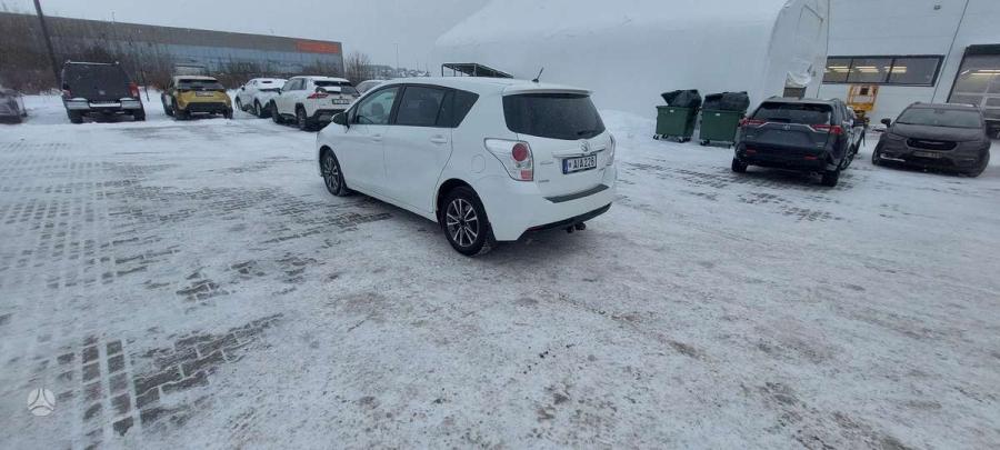 White Toyota Verso 2014 in Kaunas, with an engine capacity of 1.60 L and mileage of 196 thousand km for 6350 €, photo 4 on AUTOMOTO.COM.LV