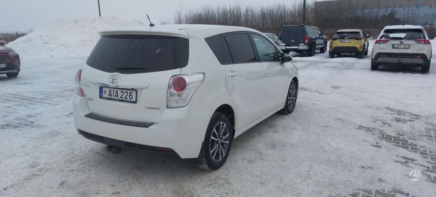 White Toyota Verso 2014 in Kaunas, with an engine capacity of 1.60 L and mileage of 196 thousand km for 6350 €, photo 6 on AUTOMOTO.COM.LV
