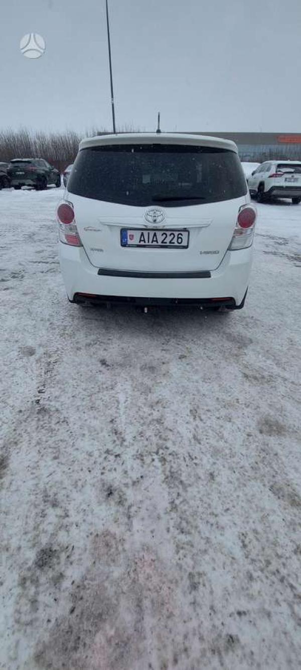 White Toyota Verso 2014 in Kaunas, with an engine capacity of 1.60 L and mileage of 196 thousand km for 6350 €, photo 7 on AUTOMOTO.COM.LV