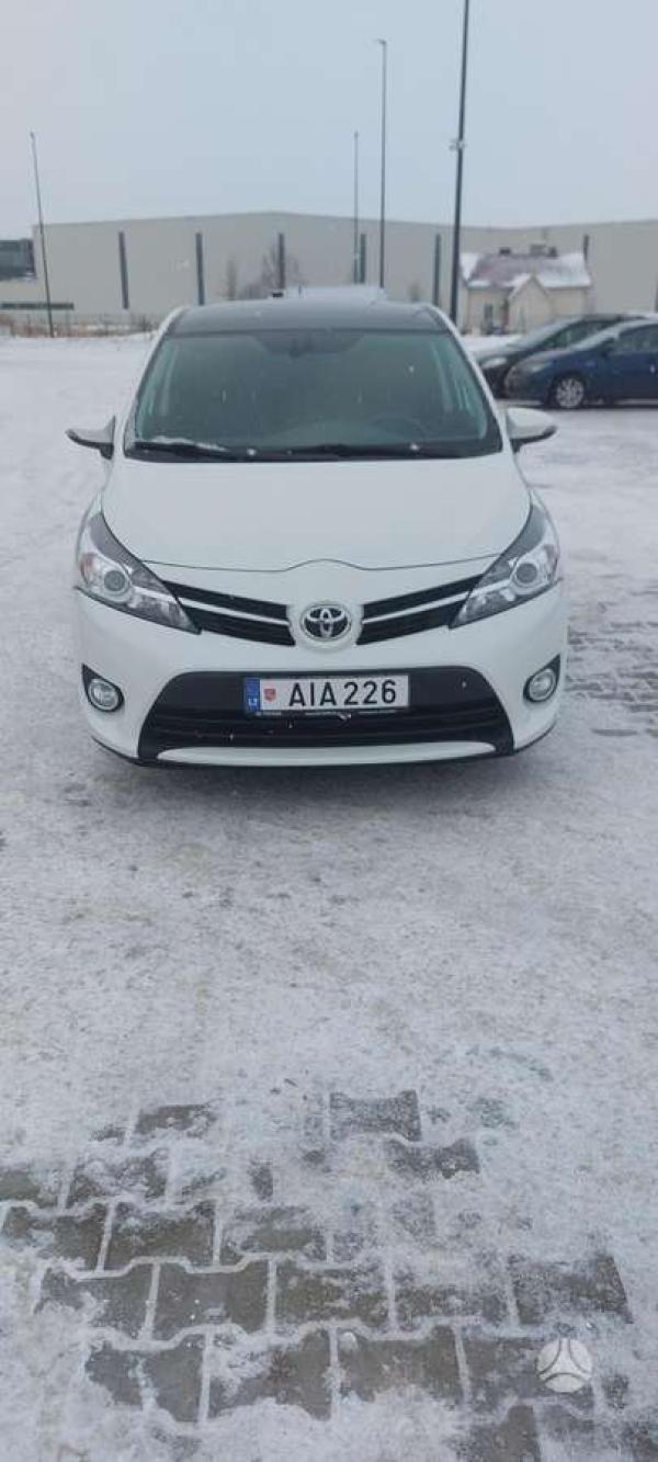 White Toyota Verso 2014 in Kaunas, with an engine capacity of 1.60 L and mileage of 196 thousand km for 6350 €, photo 9 on AUTOMOTO.COM.LV