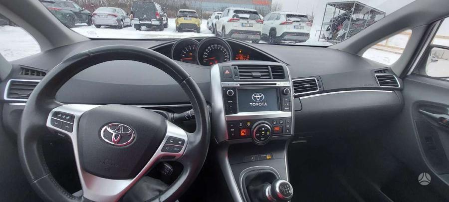 White Toyota Verso 2014 in Kaunas, with an engine capacity of 1.60 L and mileage of 196 thousand km for 6350 €, photo 15 on AUTOMOTO.COM.LV