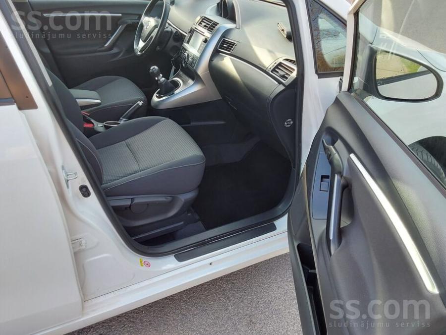 Balts Toyota Verso 2014 Ogre, ar dzinēja tilpumu 1.60 L un nobraukumu 180 tūkst. km par 6500 €, foto 22 vietnē AUTOMOTO.COM.LV