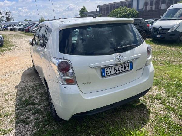 Balts Toyota Verso 2014 Panevēža, ar dzinēja tilpumu 1.60 L un nobraukumu 300 tūkst. km par 3950 €, foto 3 vietnē AUTOMOTO.COM.LV