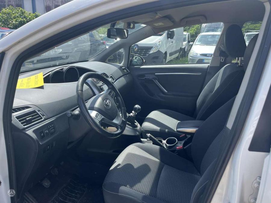 Balts Toyota Verso 2014 Panevēža, ar dzinēja tilpumu 1.60 L un nobraukumu 300 tūkst. km par 3950 €, foto 5 vietnē AUTOMOTO.COM.LV