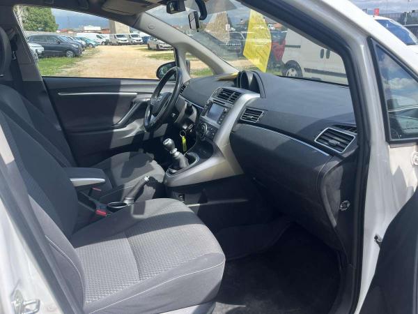 Balts Toyota Verso 2014 Panevēža, ar dzinēja tilpumu 1.60 L un nobraukumu 300 tūkst. km par 3950 €, foto 5 vietnē AUTOMOTO.COM.LV
