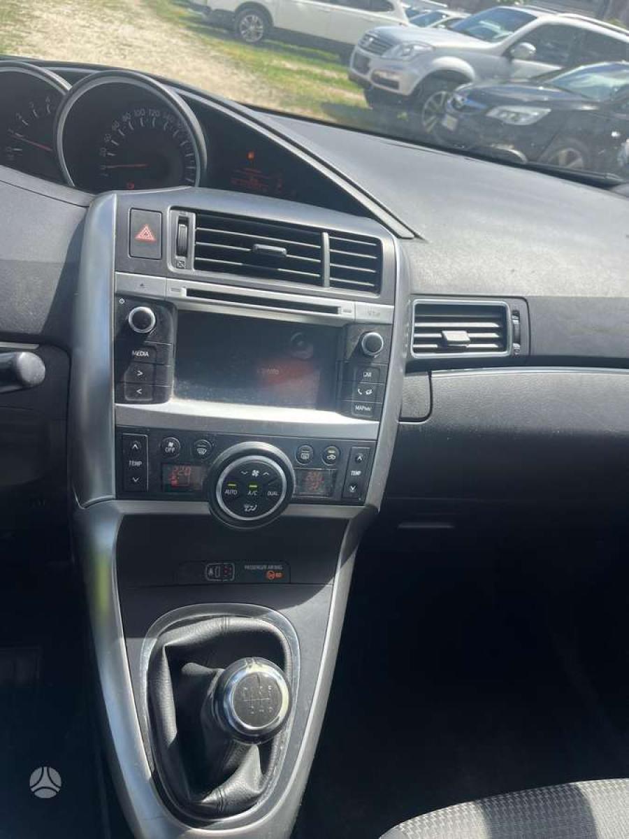 Balts Toyota Verso 2014 Panevēža, ar dzinēja tilpumu 1.60 L un nobraukumu 300 tūkst. km par 3950 €, foto 7 vietnē AUTOMOTO.COM.LV