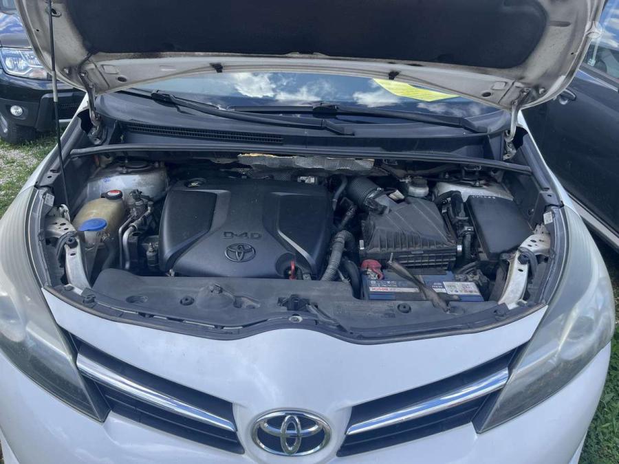 Balts Toyota Verso 2014 Panevēža, ar dzinēja tilpumu 1.60 L un nobraukumu 300 tūkst. km par 3950 €, foto 12 vietnē AUTOMOTO.COM.LV