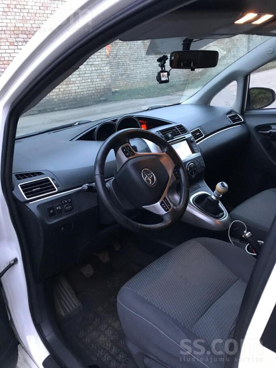 Balts Toyota Verso 2014 Rīga, ar dzinēja tilpumu 1.60 L un nobraukumu 363 tūkst. km par 4700 €, foto 5 vietnē AUTOMOTO.COM.LV