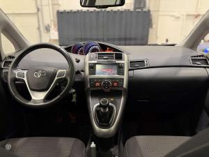 White Toyota Verso 2014 in Vilnius, with an engine capacity of 1.60 L and mileage of 297 thousand km for 5000 €, photo 16 on AUTOMOTO.COM.LV