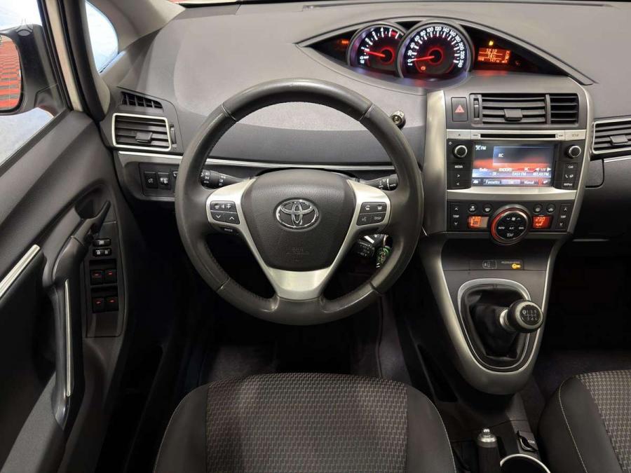 White Toyota Verso 2014 in Vilnius, with an engine capacity of 1.60 L and mileage of 297 thousand km for 5000 €, photo 17 on AUTOMOTO.COM.LV