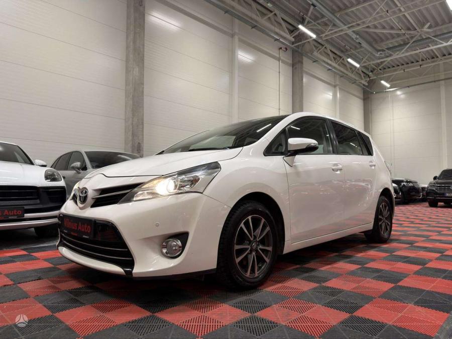 White Toyota Verso 2014 in Vilnius, with an engine capacity of 1.60 L and mileage of 297 thousand km for 4500 €, photo 1 on AUTOMOTO.COM.LV